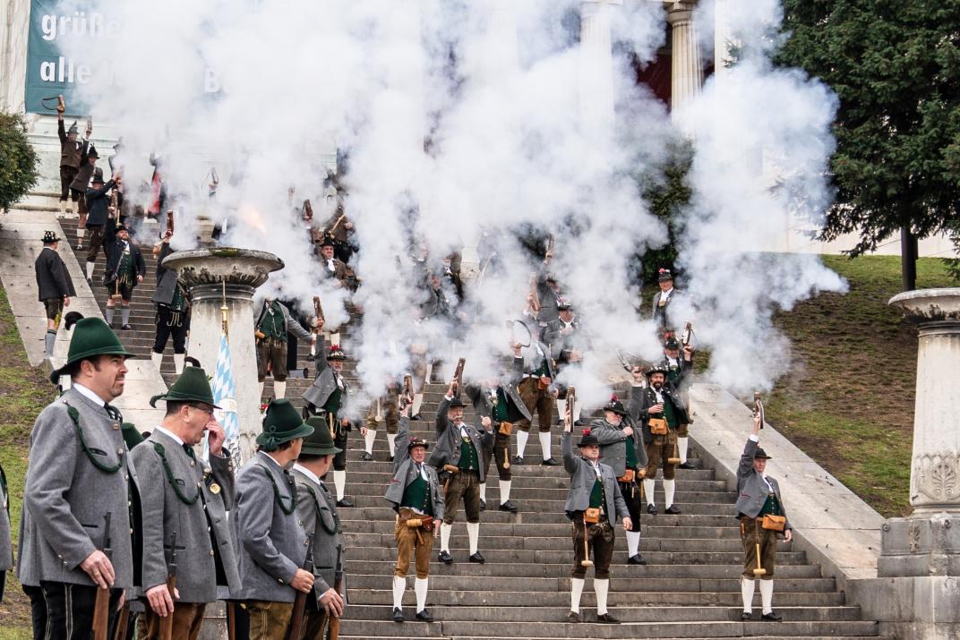 Traditional gun salutes by the Bavaria statue - Oktoberfest.de