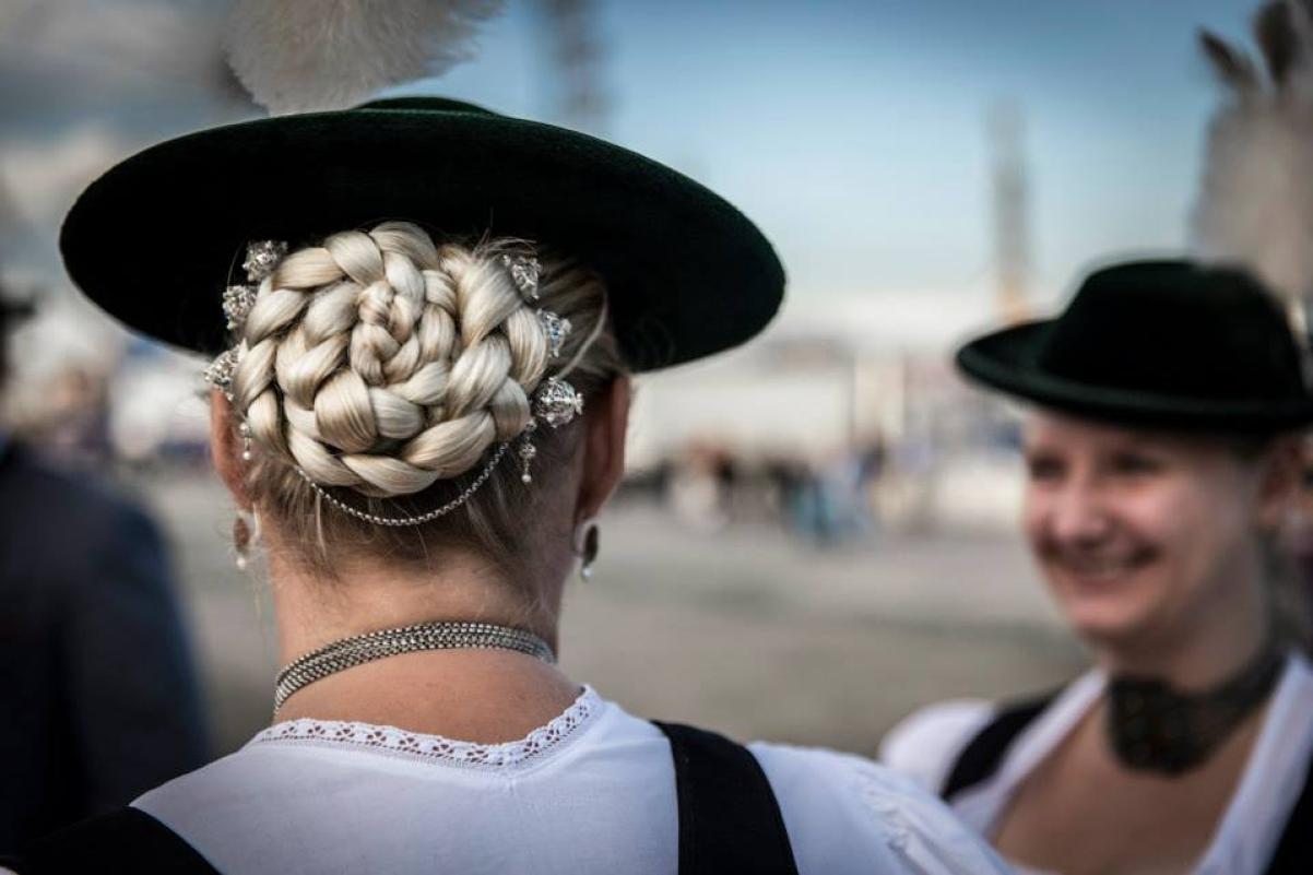 The most beautiful dirndl hairstyles for the next Oktoberfest ...