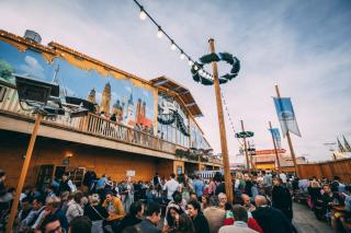Hacker-Festzelt: Reservation, atmosphere and history - Oktoberfest.de