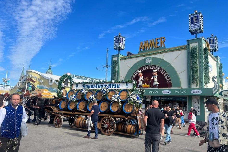 Hühner- und Entenbraterei AMMER at the Oktoberfest in Munich ...